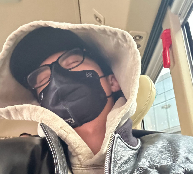 王鹤棣回老家过年很辛苦，到父母新开炸串店帮忙 娱乐新闻 温哥华天空 Vansky