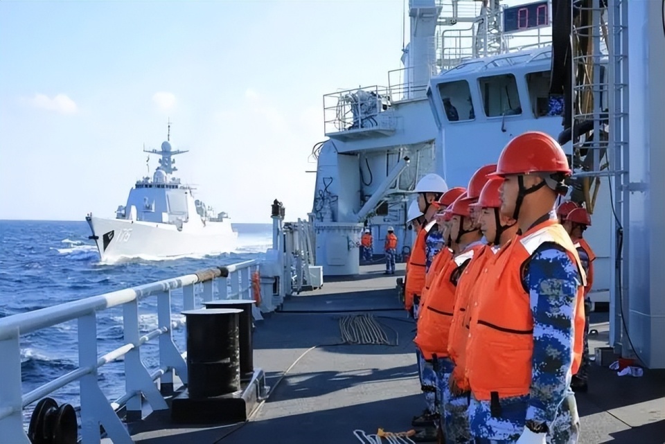 轮到中国自由航行，052D单舰勇闯美国西海岸，距海岸仅200公里_腾讯新闻