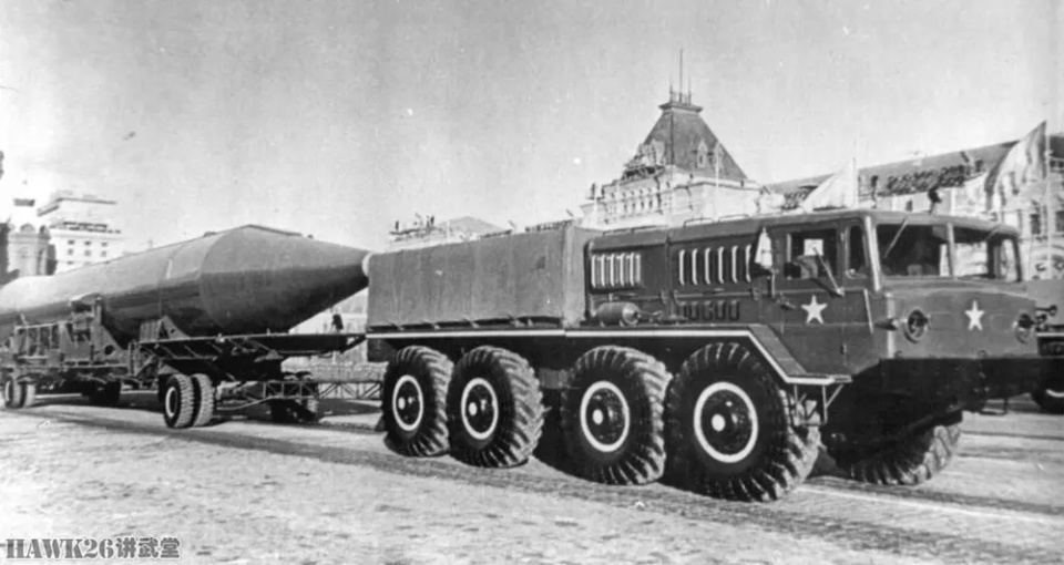 MAZ-535重型牵引车 苏联四轴越野卡车开山之作“暴力美学”起源_腾讯新闻