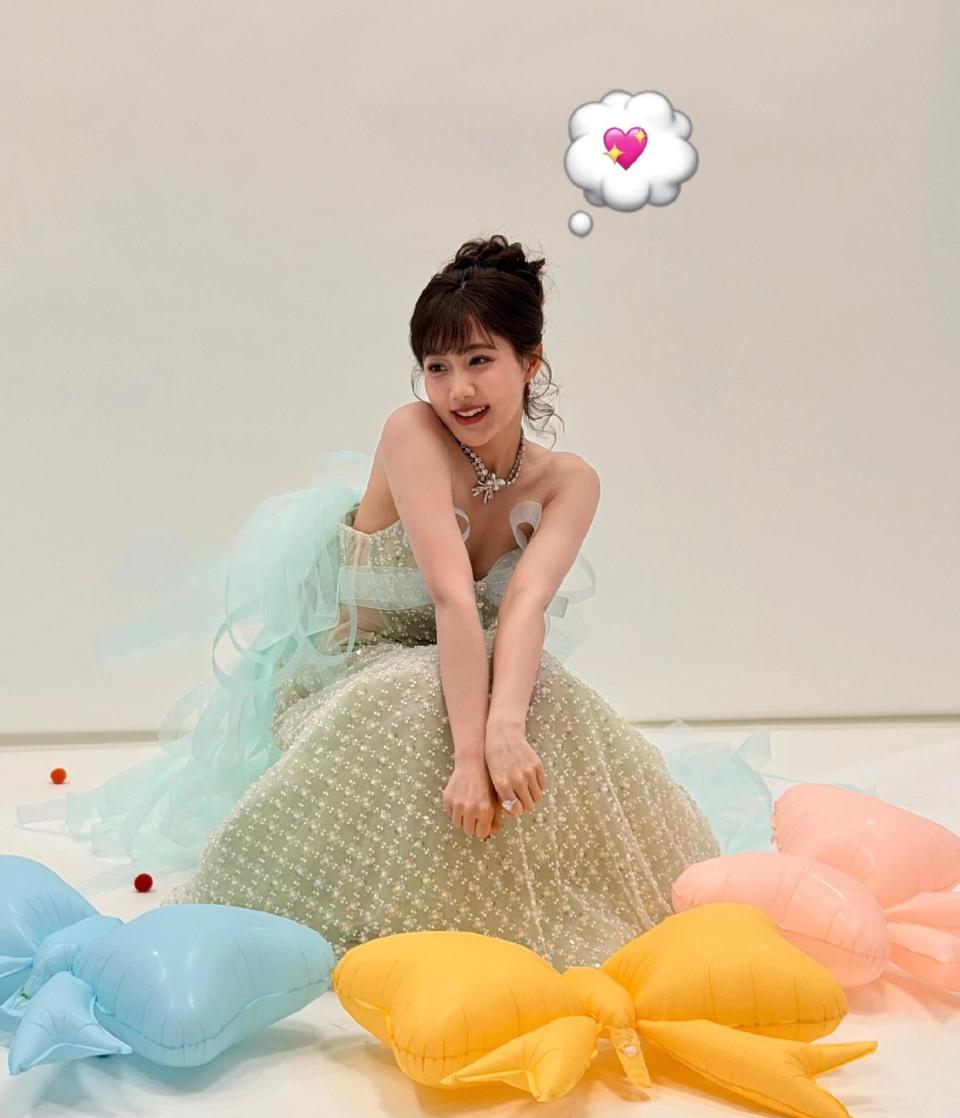 李艺彤分享生日写真美照，蓝色抹胸裙，灵动可爱美得让人移不开眼_腾讯新闻