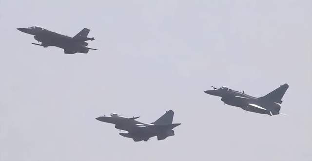 歼10C大战F16！对方动力明显更强，我们能够率先发现_腾讯新闻