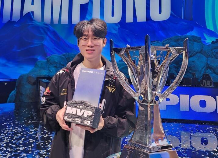 Theshy接受采访表达不满，Zeus英雄选的很舒服，全怪教练乱BP_腾讯新闻