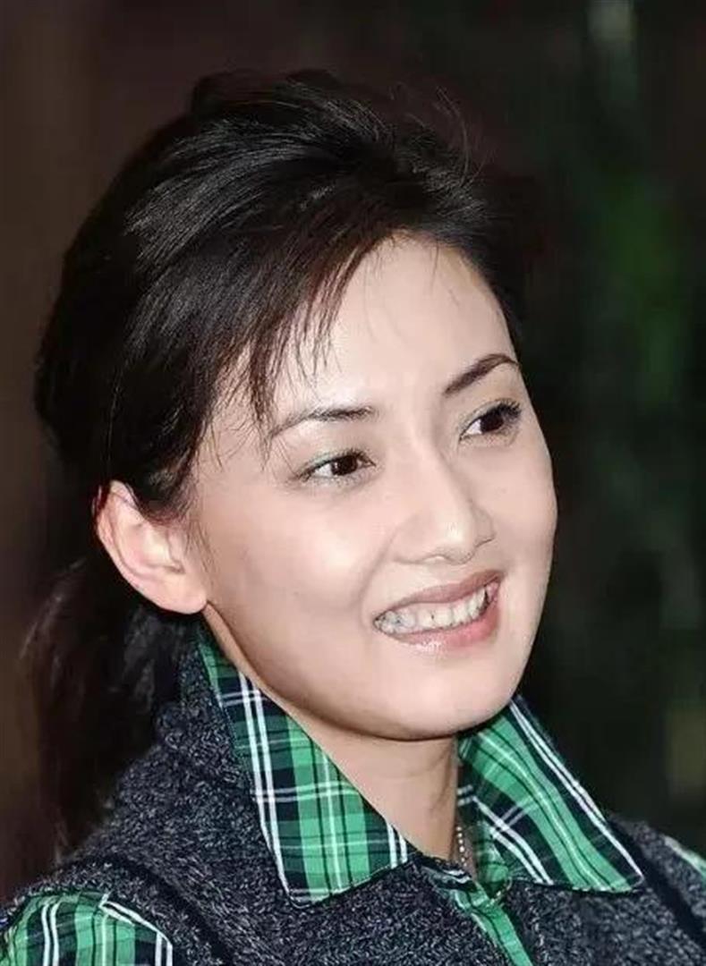53岁的牛莉老师不只是风韵犹存，她的那种成熟之美扑面而來_腾讯新闻