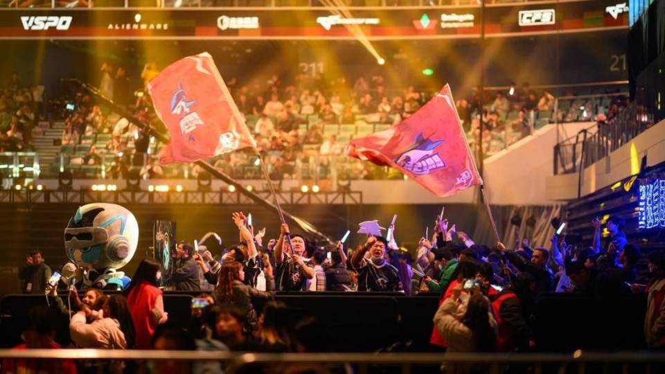 BS战队卫冕2023CFS世界总决赛冠军 让一追三击败宿敌成都AG_腾讯新闻