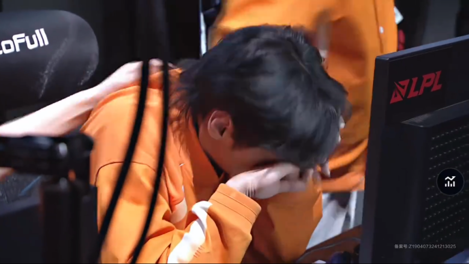 LPL第一赛段：OMG中单哭了！不敌JDG惨遭淘汰，对线被Scout压制_腾讯新闻