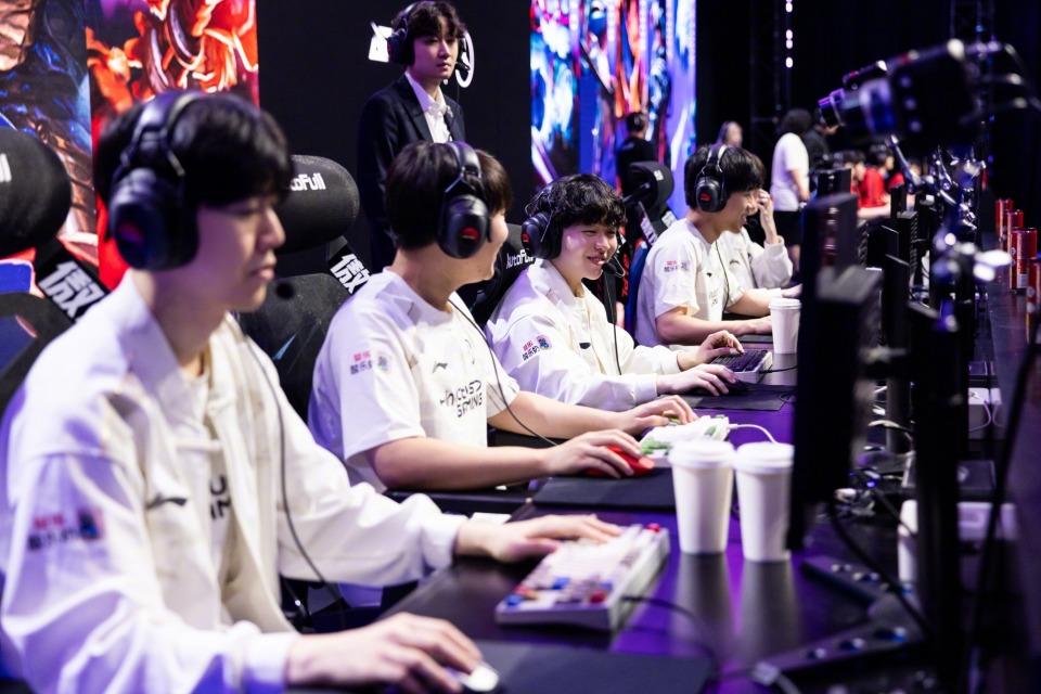 LPL季后赛：IG3-0横扫EDG，晋级下一轮！Gala霞天秀收割_腾讯新闻