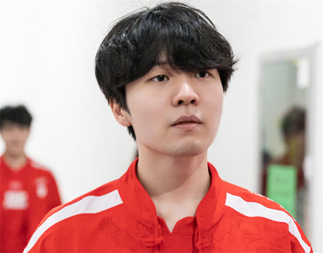 rookie给jkl“看脸色”？输比赛甩开队友匆匆离开，jkl一脸心虚