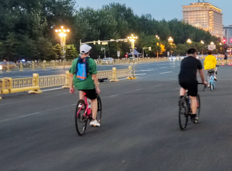 “长安街夜骑”火爆的背后：北京自行车回潮_腾讯新闻