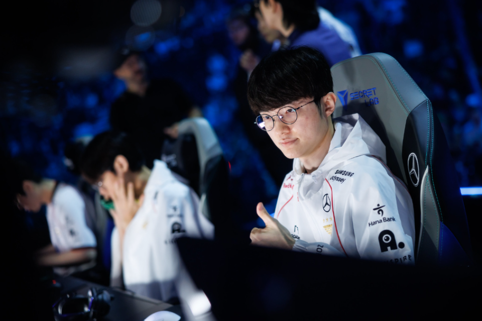 Faker加里奥英雄登场守护T1！T1 3-2战胜BLG夺得S14冠军_腾讯新闻