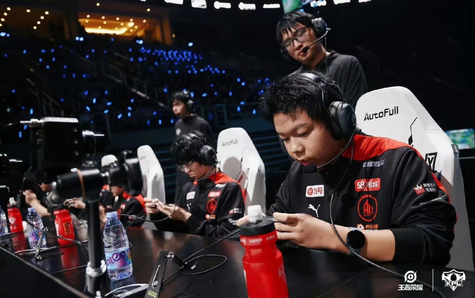 AG3-4狼队，屈居亚军！菲菲深夜发文：很苦痛，希望队员铭记于心_腾讯新闻