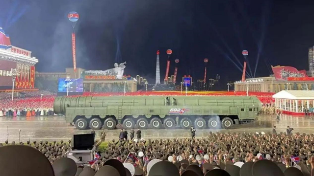 金正恩给了俄罗斯特殊待遇，援俄方队高举俄国旗亮相_腾讯新闻