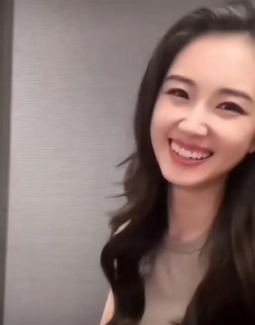 郭宇欣首次直播生图曝光！简单上衣，好明媚青涩 那会笑容就很治愈_腾讯新闻