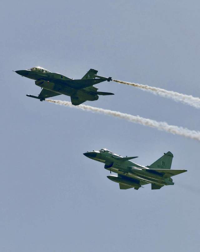 歼10C大战F16！对方动力明显更强，我们能够率先发现_腾讯新闻