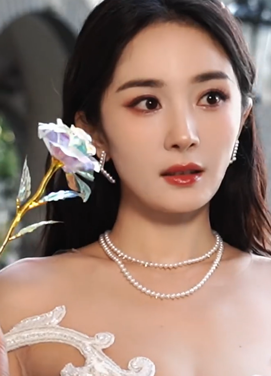 巴黎时装周，被笑不露齿的杨幂惊艳，从不穿暴露礼服却艳压群芳_腾讯新闻