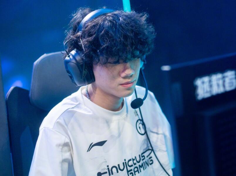 IG连线T1打训练赛，新人yskm成功单杀，宙斯也被斩落马下