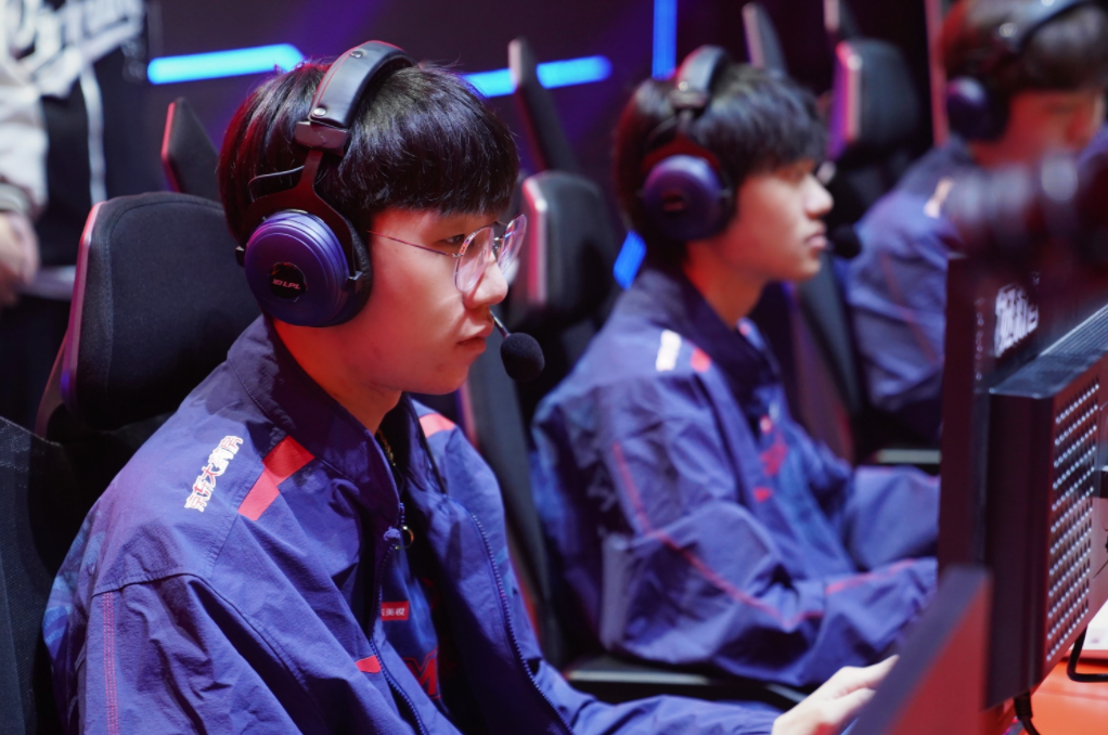 Knight上演高光时刻，WE遭JDG双杀，俱乐部深夜致歉