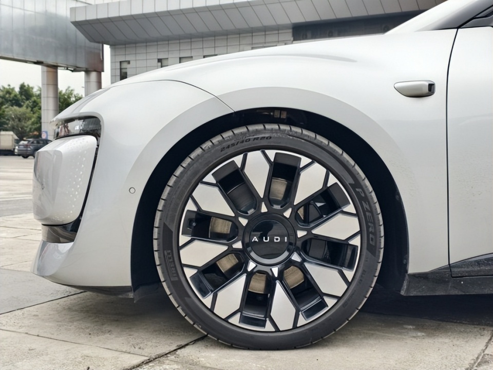 奥迪E5 Sportback vs 小米SU7：当德系韵律遇见科技锋芒_腾讯新闻