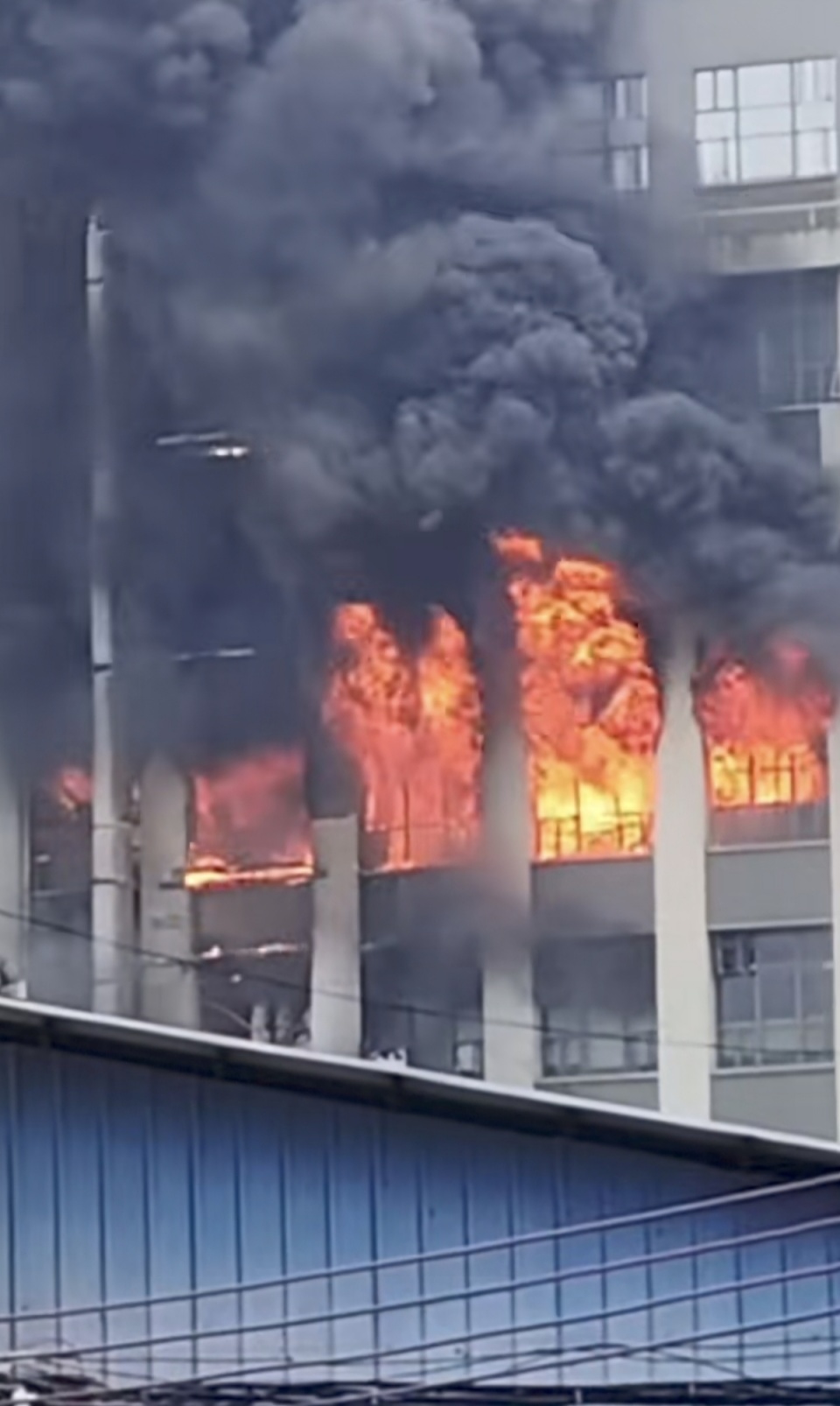 东莞寮步一个厂房起大火了_腾讯新闻