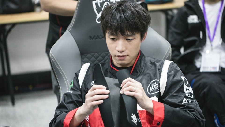 LPL最菜中单登顶韩服！Chovy七场比赛0阵亡，猎鹰有意收购RNG名额_腾讯新闻