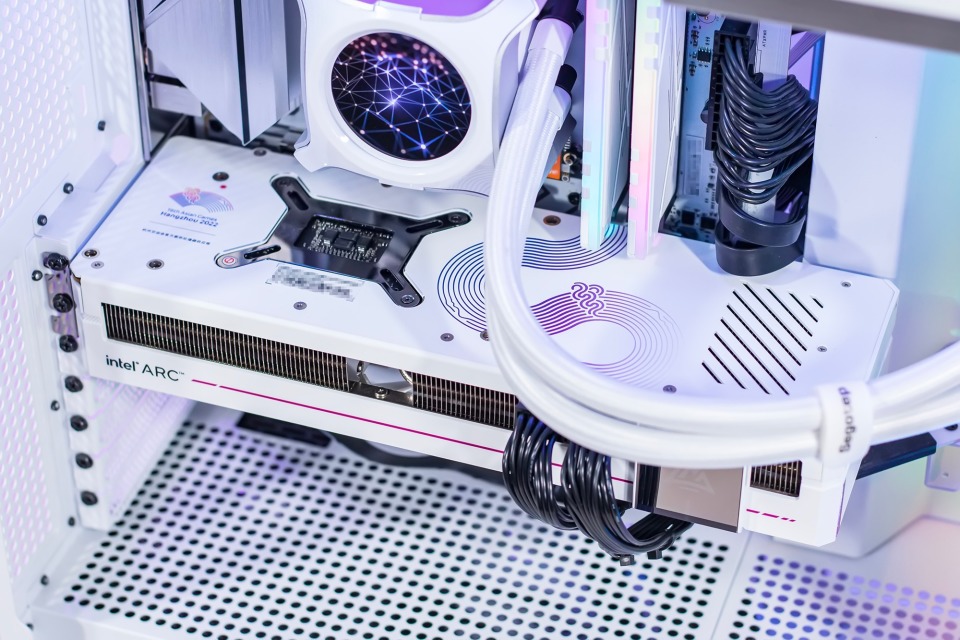 七彩虹战斧冰霜B760M D4主板评测：14相供电，充分释放i7性能_腾讯新闻