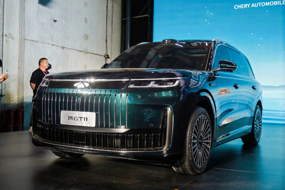 奇瑞对旗舰SUV下手了！风云T11续航破1400km，大尺寸一体屏很特别_腾讯新闻