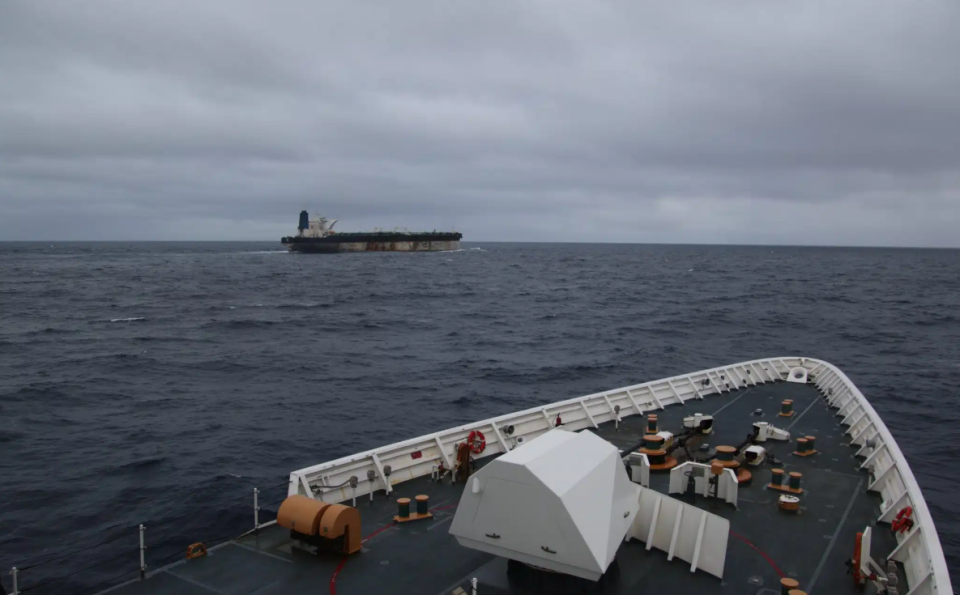 美海警扣押悬挂俄旗的油轮，意味着旗帜保护神话的破灭，所幸未与俄爆发军事冲突_腾讯新闻