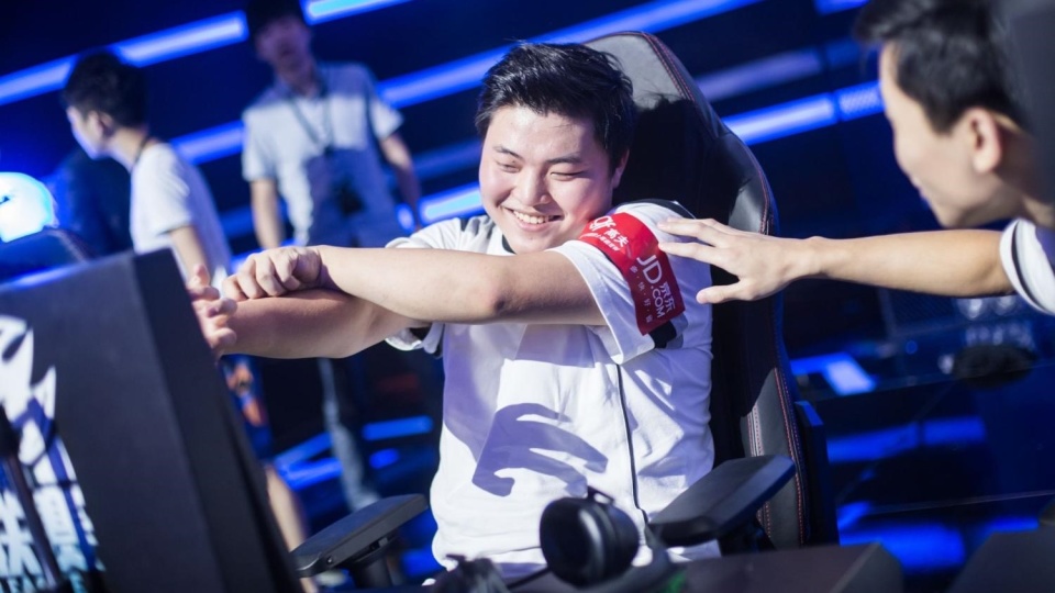 LOL冠军AD官宣退役！巅峰时期踩头Uzi，11年职业生涯堪称完美_腾讯新闻