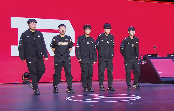 RNG击败TT晋级，Gala杀麻了，呼吸哥赛后力挺：世一AD