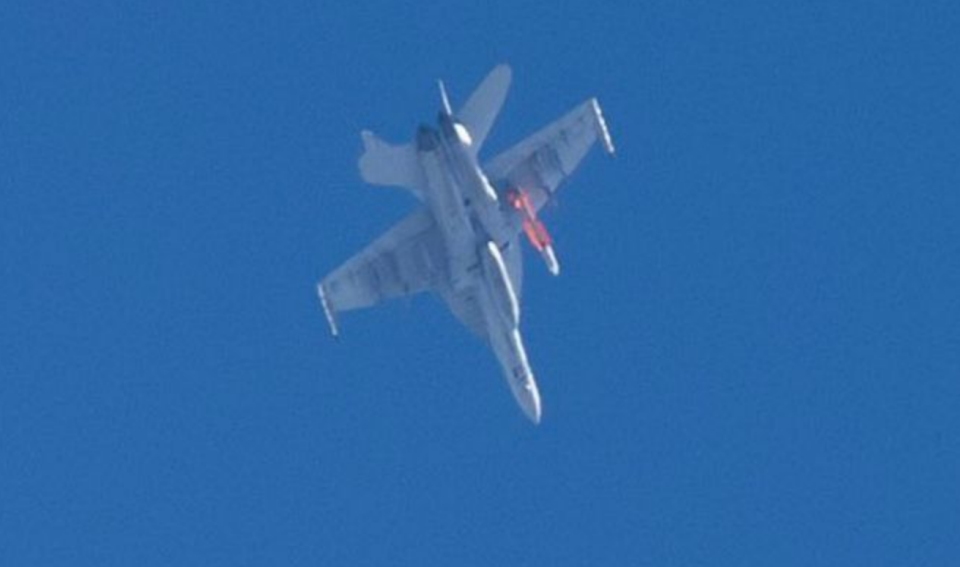 AIM-174B导弹：是标准6空射变体，美舰载机挂两枚执行对舰攻击_腾讯新闻