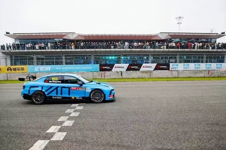 中国速度闪耀世界！马青骅驾驶领克03TCR赛车主场夺冠创历史_腾讯新闻