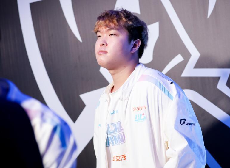 LCK主播看GEN被淘汰，tabe对着镜头打组合拳，当场被搞破防_腾讯新闻