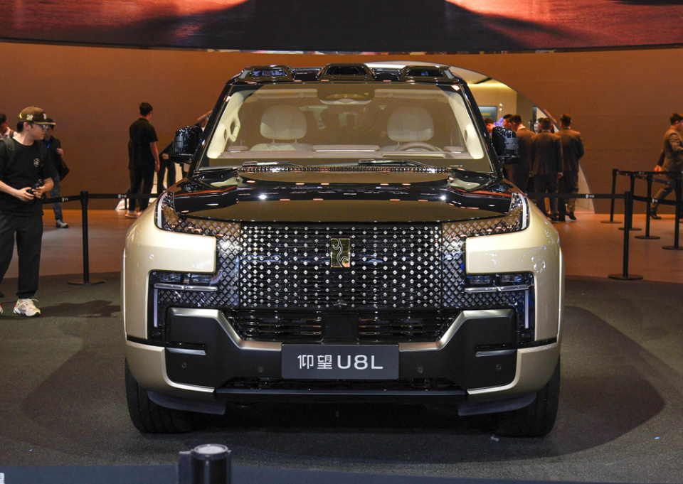 仰望U8L鼎世版上市 黄金车标/轴距加长200mm 售价128万起_腾讯新闻