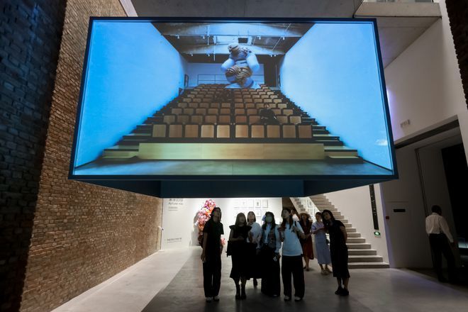 798CUBE重磅呈现Universal Everything中国首展《未来的你：行走的进化》_腾讯新闻