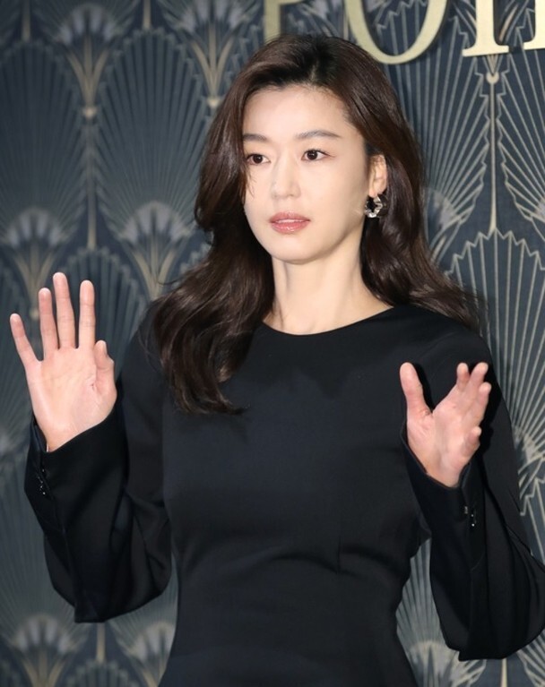 全智贤一家四口罕同框，丈夫崔俊赫帅气胜男星，两个儿子颜值超高 腾讯新闻