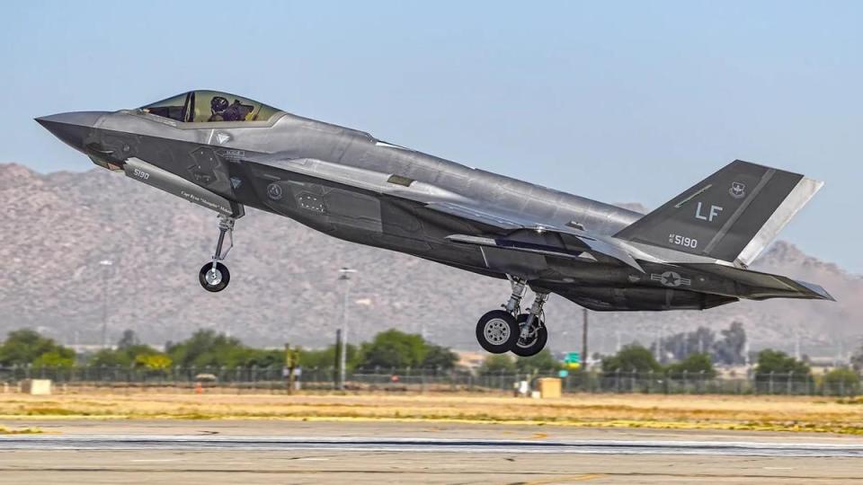 F-16V锁定歼-16和轰-6K！得到美制“狙击手”后，对岸抖起来了？_腾讯新闻