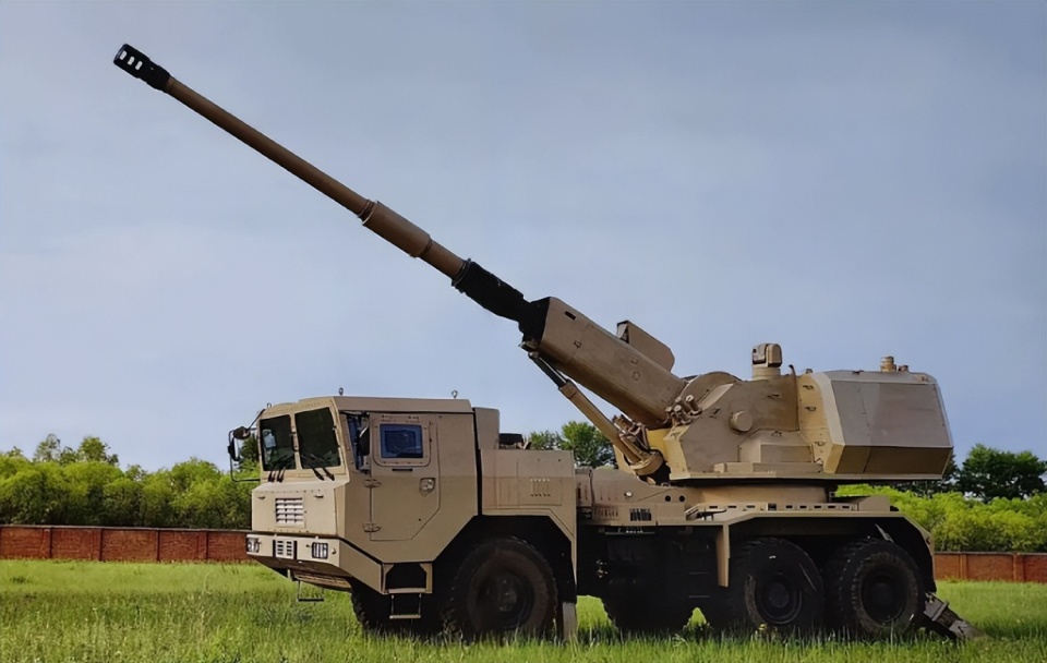 中国大八轮版155毫米自行火炮亮相，配备科幻的无人炮塔，火力相当强大_腾讯新闻