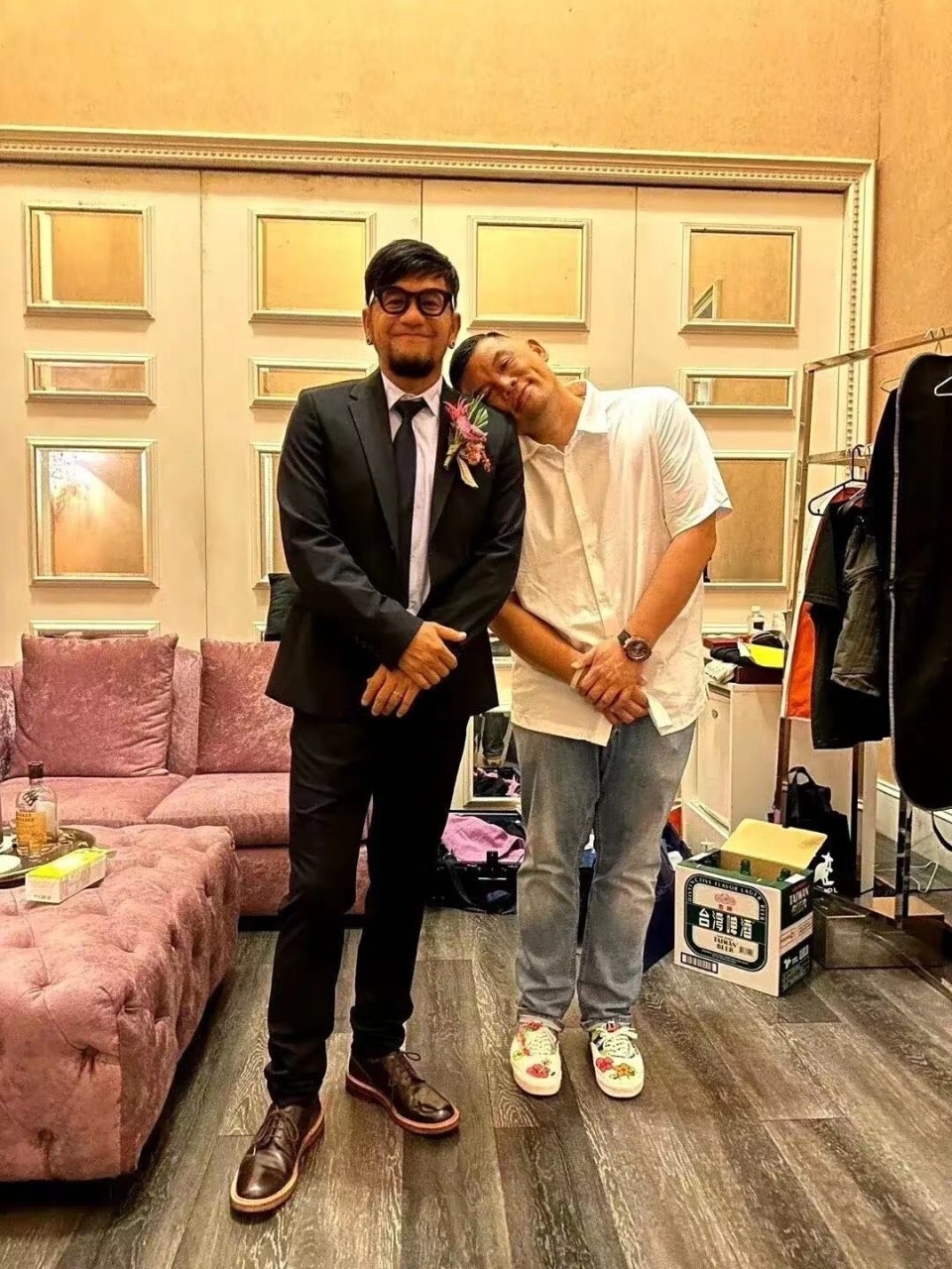 49岁张震岳结婚，众多明星好友到现场祝福，情史被扒引热议_腾讯新闻