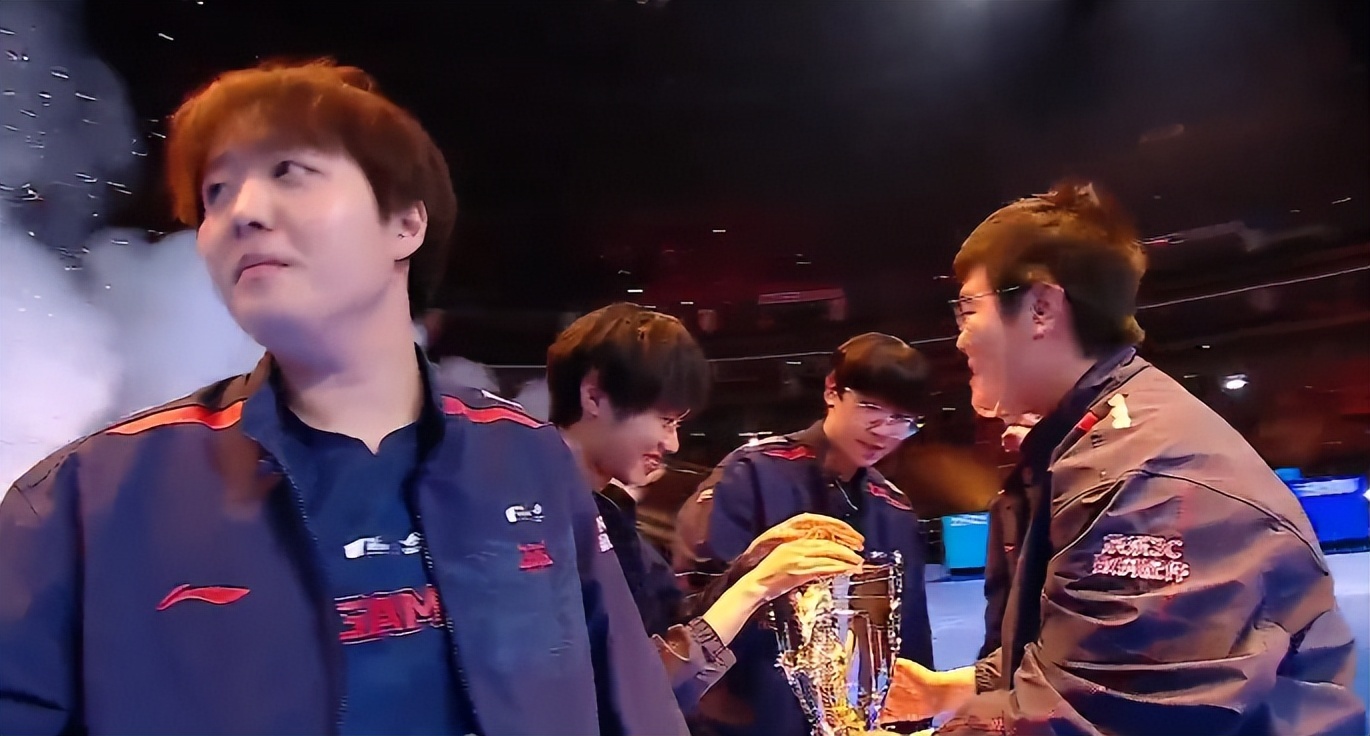 JDG击败BLG夺冠，尺帝拿下FMVP，亲吻奖杯和K皇握手庆祝