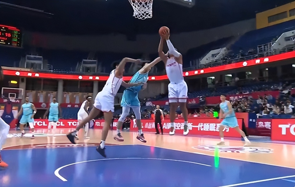 CBA强度这么大？国手后卫遭九阴白骨爪袭击，面部血痕累累不犯规_腾讯新闻