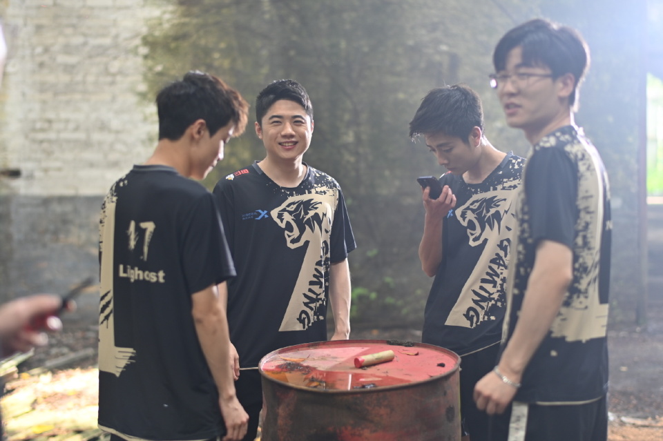 4AM小鹿入选最佳选手，STK遭众人嘲讽，17或与SQ重演P城之争_腾讯新闻