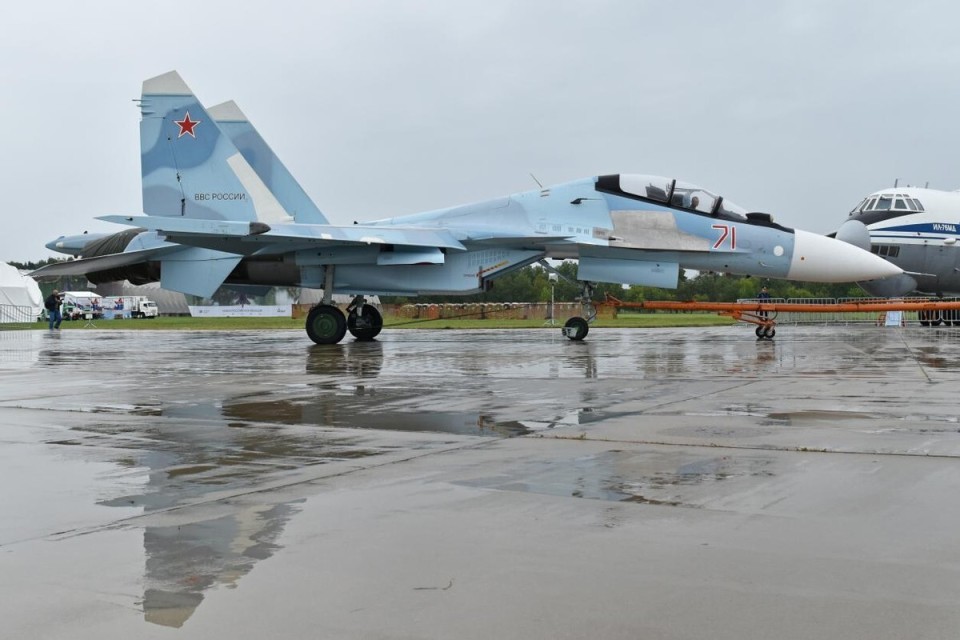 准备迎战F-16：俄军展示配备R-37M空空导弹的苏-30SM2战斗机_腾讯新闻
