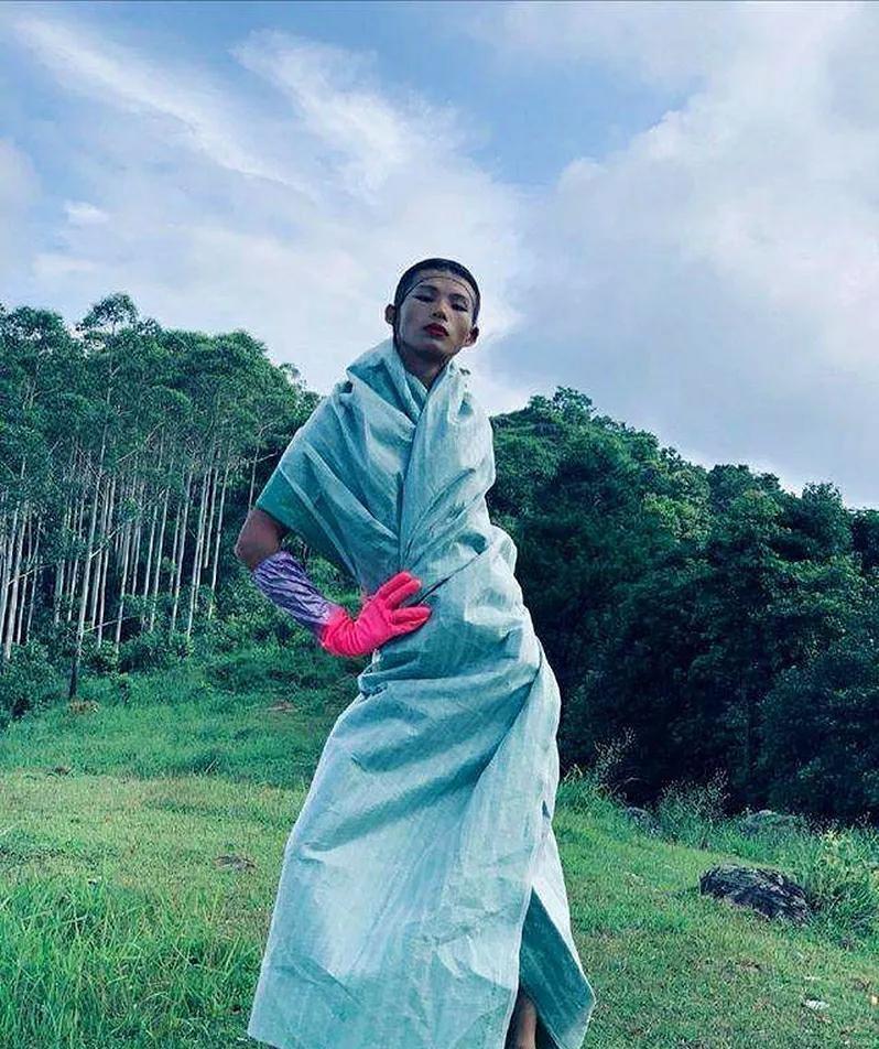 垃圾堆走出的超模！19岁女孩身高181cm，帮男友父亲捡破烂被挖掘_腾讯新闻