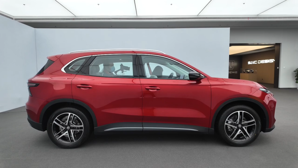 小心思还挺多！深度体验MG ES5，迎战元PLUS、银河E5有几分胜算_腾讯新闻