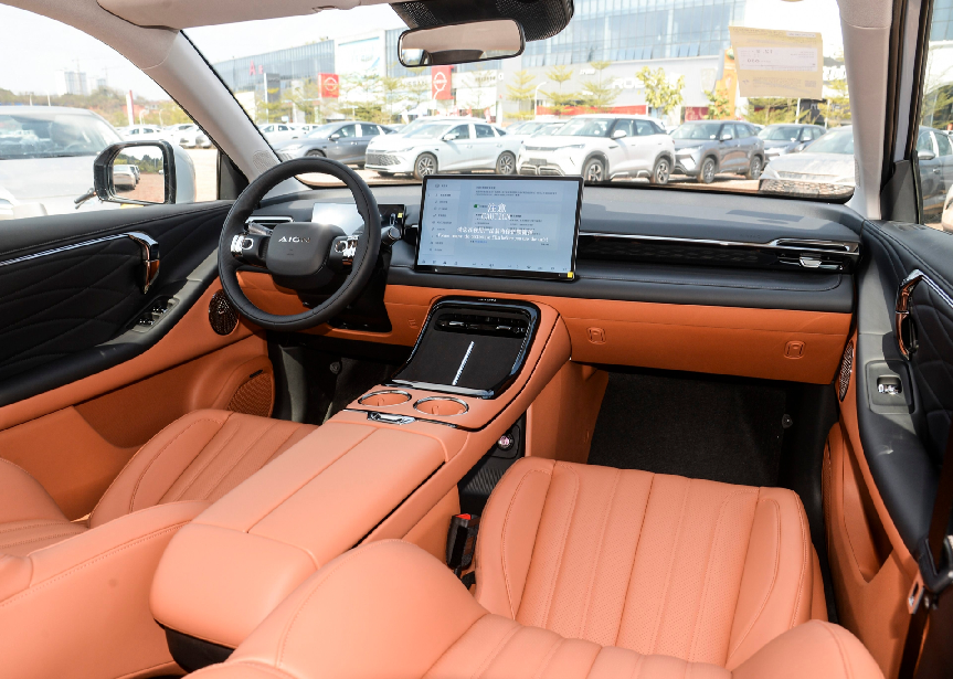 13万抄底650km大SUV，埃安V霸王龙650智享版，纯电续航是大卖点？_腾讯新闻