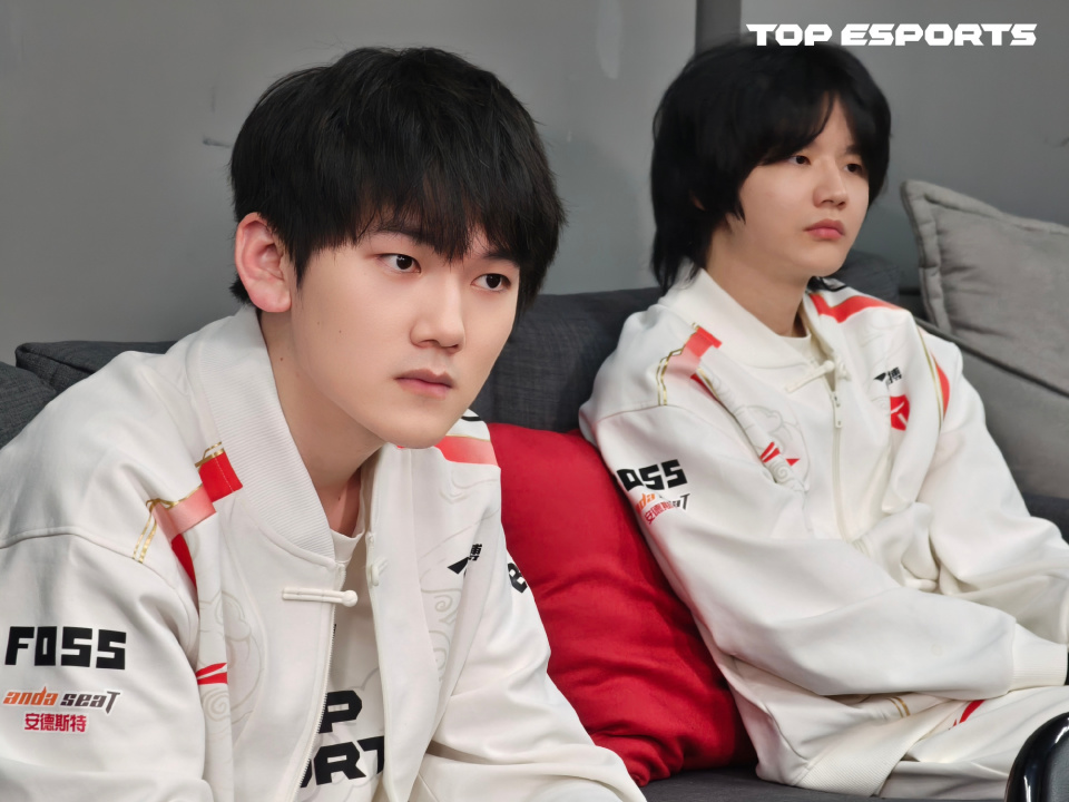 “TES被HLE抽陀螺”图火了！TES先锋赛首战不敌HLE，Viper喊话虾仁猪心_腾讯新闻