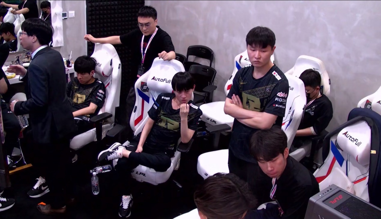 RNG拒绝换头像，疑似与官方作对，16支战队整齐划一，LRL独树一帜