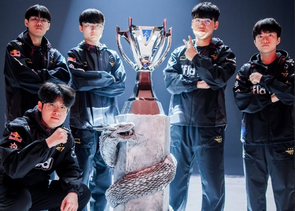 T1一串四夺得S13冠军！对LPL仅输一小局！Faker成就登神！_腾讯新闻