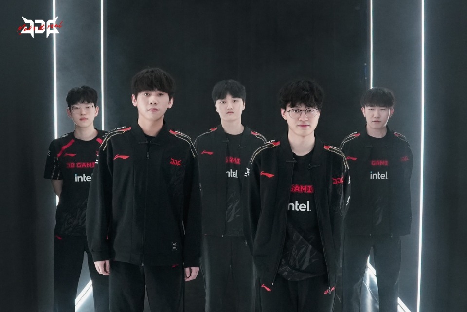 JDG惨遭3连败！不敌WBG，运营被完爆！上辅表现不佳，引发争议_腾讯新闻