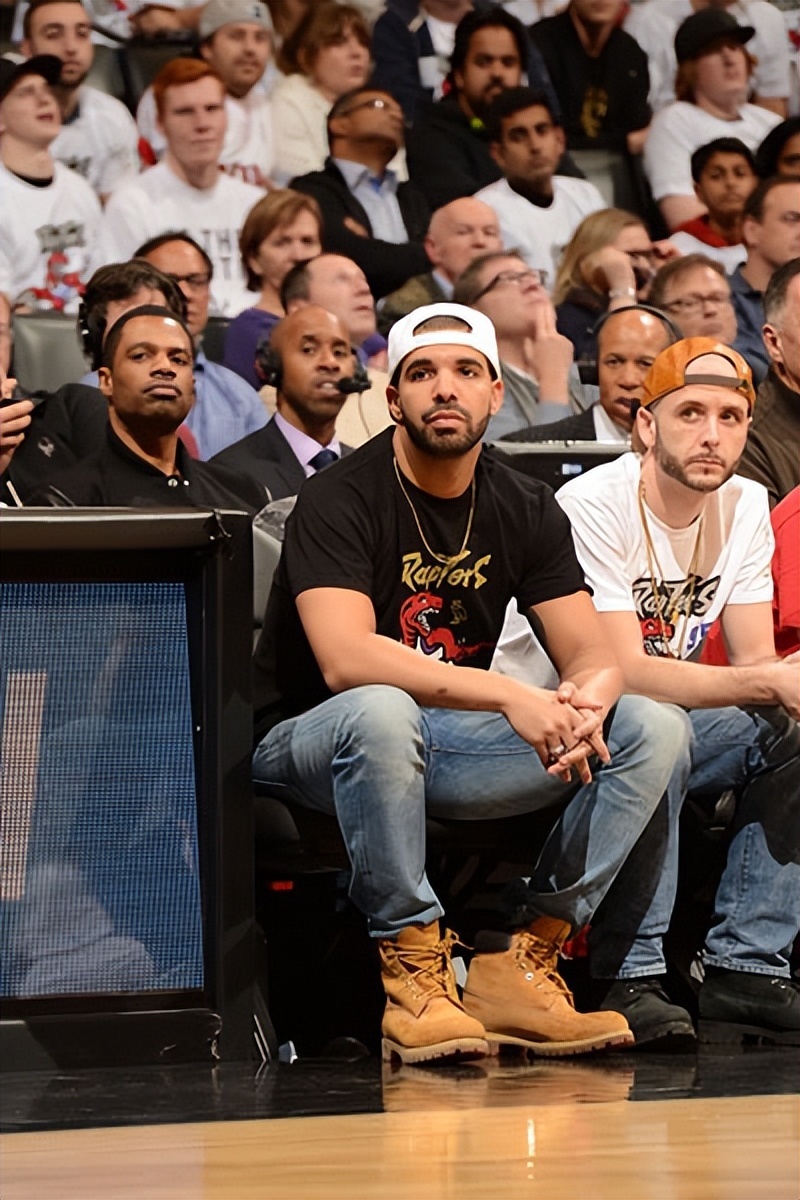 榜单成绩超越迈克尔杰克逊，饱受争议的嘻哈明星Drake_腾讯新闻