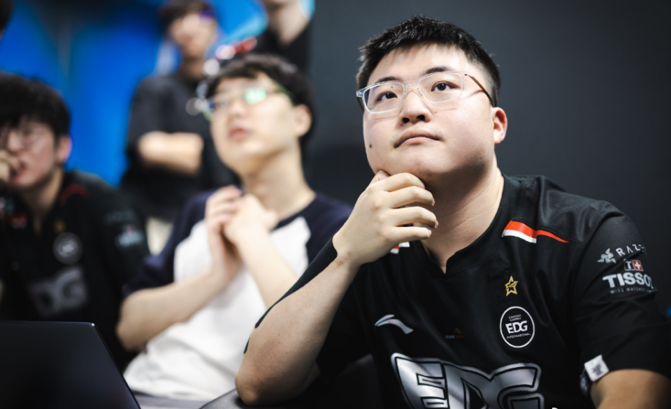 备战S14？EDG乌兹Uzi晋升韩服王者，训练效果超预期_腾讯新闻